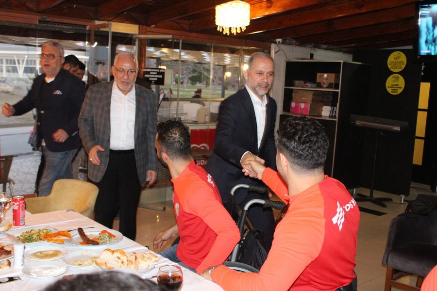 TOSYALI HOLDİNG’TEN ENGELLİ BASKETBOLCULAR ONURUNA YEMEK | İskenderun Haber